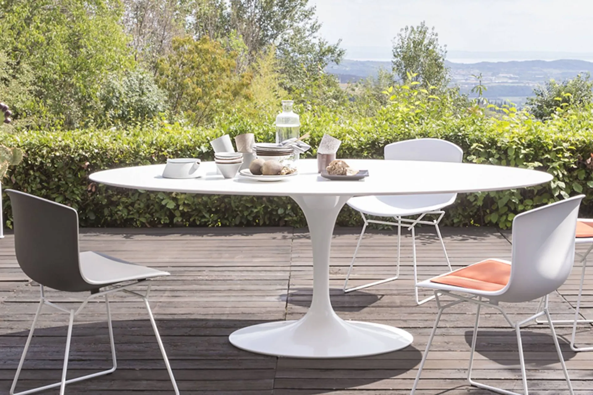 Buy Saarinen Oval Outdoor Table from Knoll NO GA