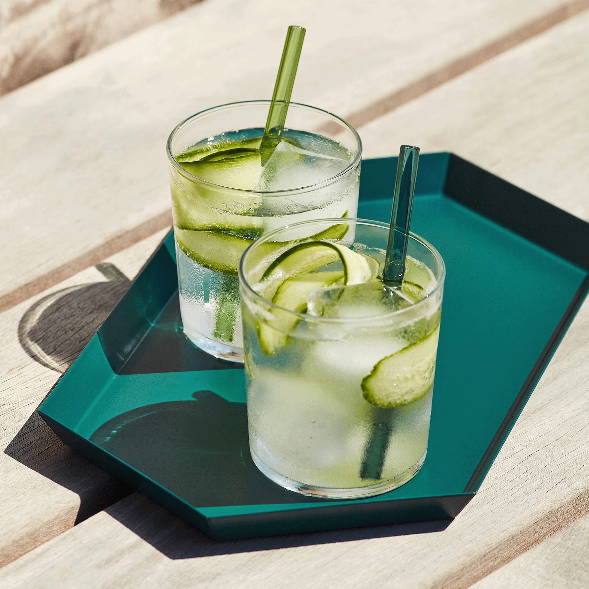 Glass – Dekk bordet med et stilrent drikkeglass eller vinglass fra HAY ...